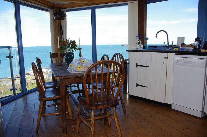 Self catering for up to 6 people – Coverack Village
