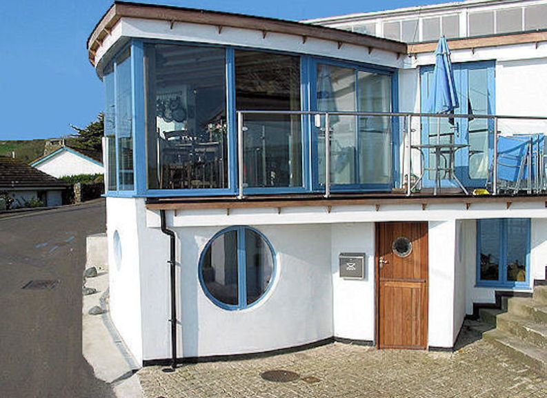 Self catering for up to 6 people – Coverack Village