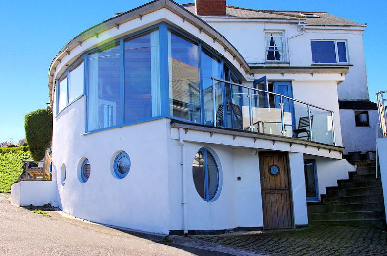 Self catering for up to 6 people – Coverack Village