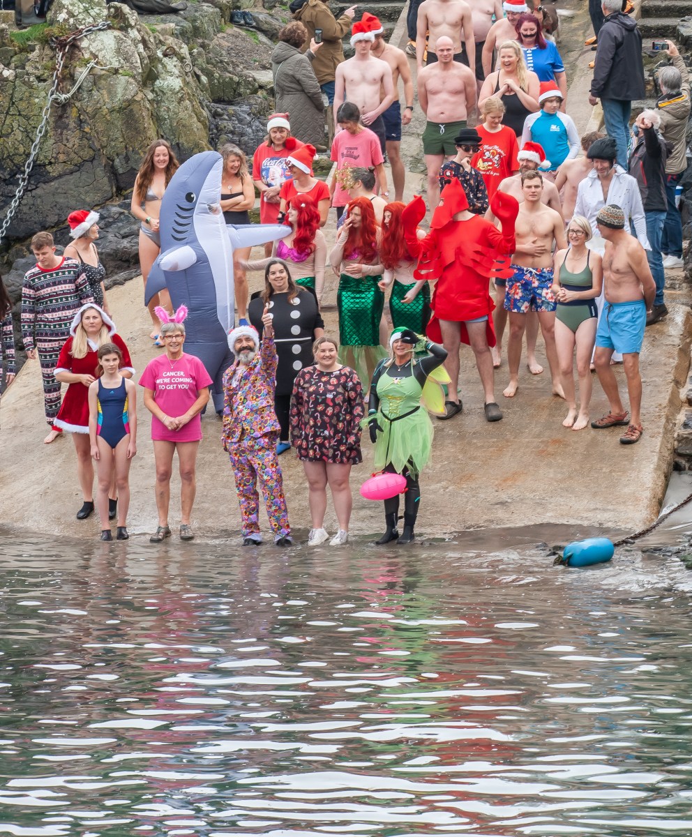 Christmas Swim 2021 – Coverack Village