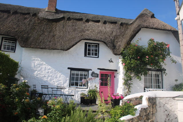 Self Catering for up to 4 people – Coverack Village